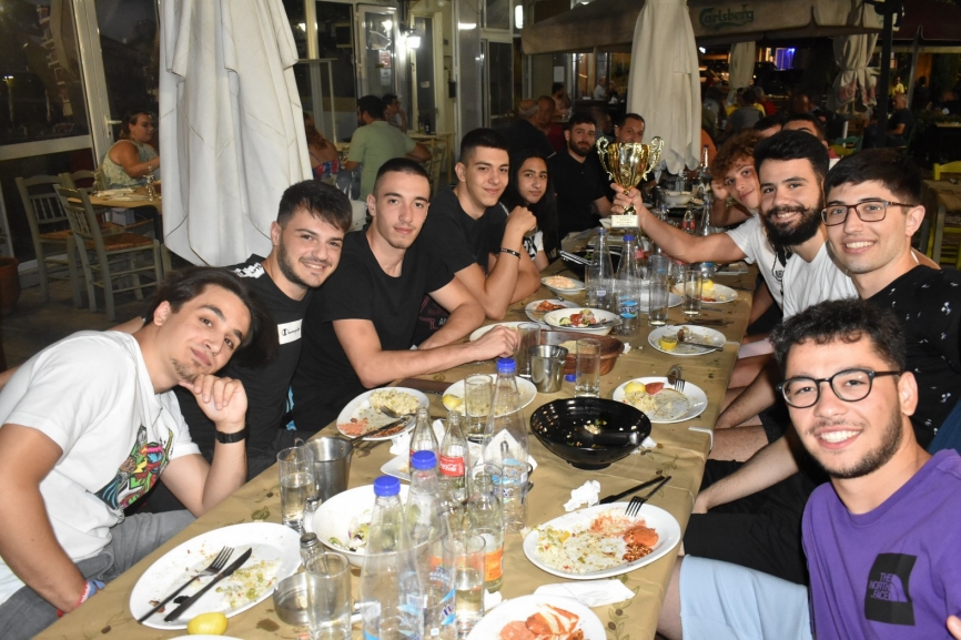ΟΙ ΕΦΗΒΟΙ ΠΡΩΤΑΘΛΗΤΕΣ ΤΟΥ ΛΕΥΚΙΠΟΥ ΞΑΝΘΗΣ ΓΙΟΡΤΑΣΑΝ ΜΕ ΤΟ ΚΥΠΕΛΛΟ ...