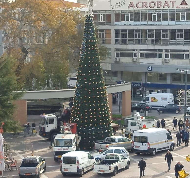 ΣΦΗΝΑΚΙΑ ΚΑΙ ΛΑΒΡΑΚΙΑ. Το ζαχαροπλαστείο «ΤΖΟΥΚΑΣ», φόρεσε τα γιορτινά ...